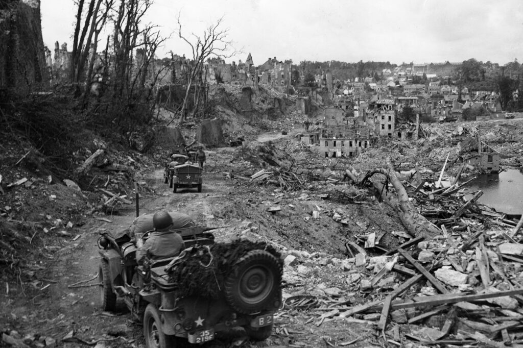 US troops enter the razed French town of Saint-Lo, July 1944 - WW2 ...