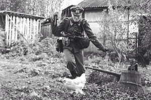 German Unteroffizier chasing a chicken on the Eastern Front - WW2 ...
